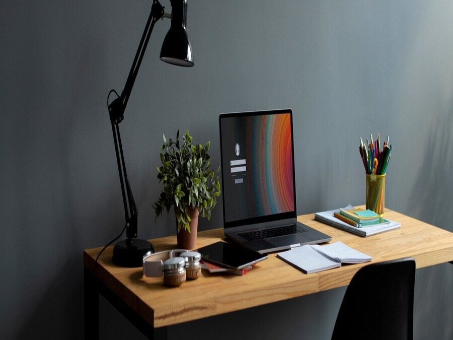 7 Easy Steps To Declutter Your Desk